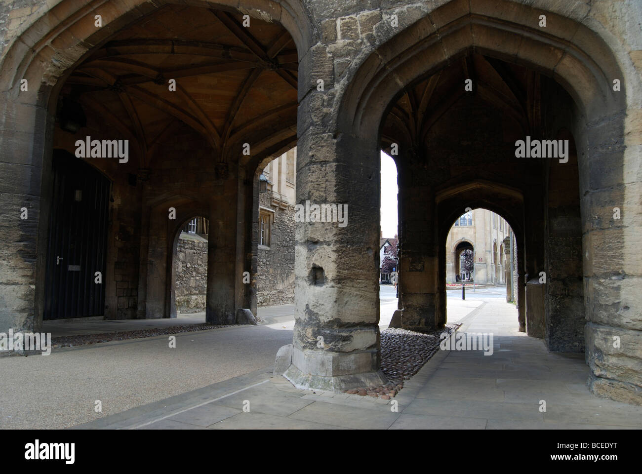 Crumbling stone arch hi-res stock photography and images - Alamy