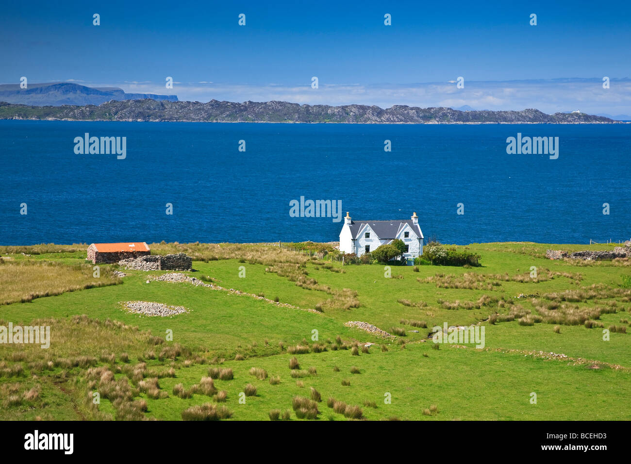 Scottish croft house cottage blue sky hi-res stock photography and ...