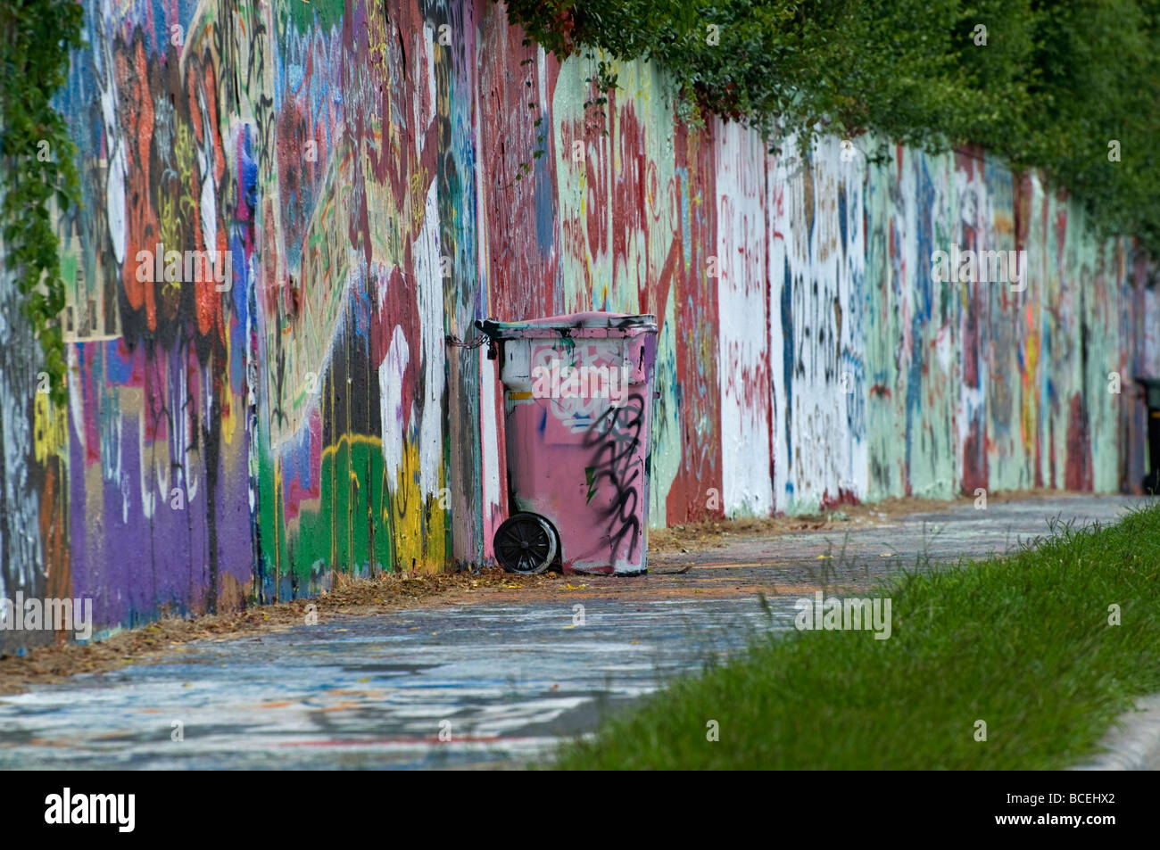 Graffiti wall city sanctioned area hi-res stock photography and images ...