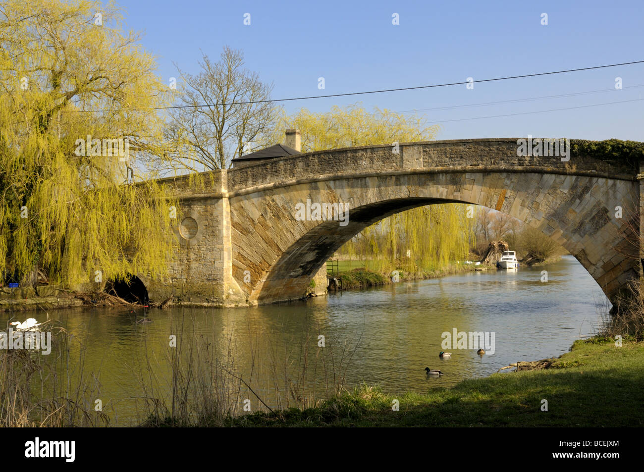 River bridge lechlade gloucestershire england hi-res stock photography ...
