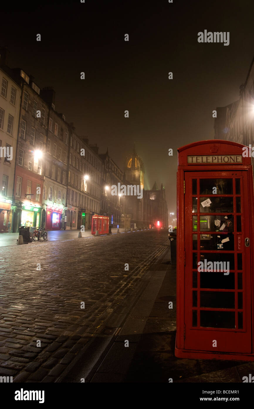 Looking up the Royal Mile Edinburgh on a foggy night Stock Photo - Alamy