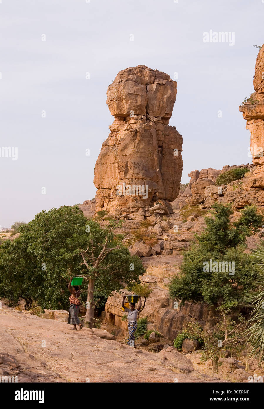 Mali. Sahel. Dogon Land. Women carrying water and food Stock Photo - Alamy
