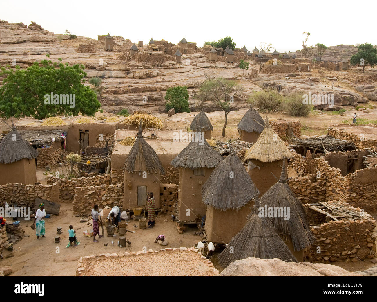 Mali. Sahel. Dogon Land. Village of Benigmato. Dogon family. Cliffs of ...