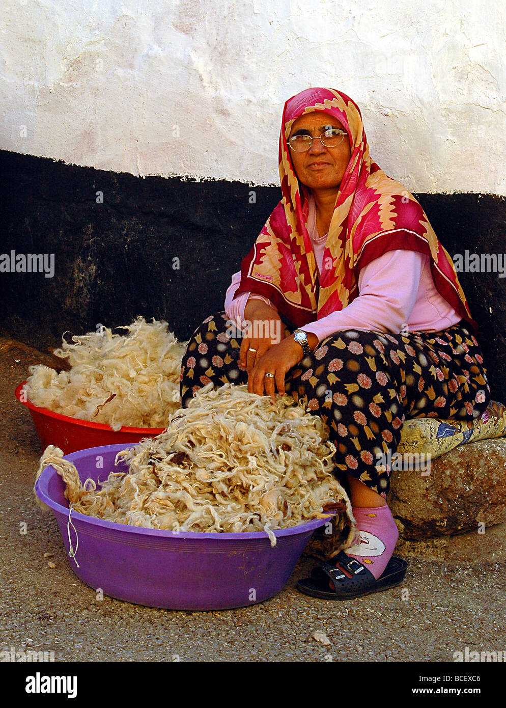 Turkish woman working with wool in Ankara street Stock Photo - Alamy