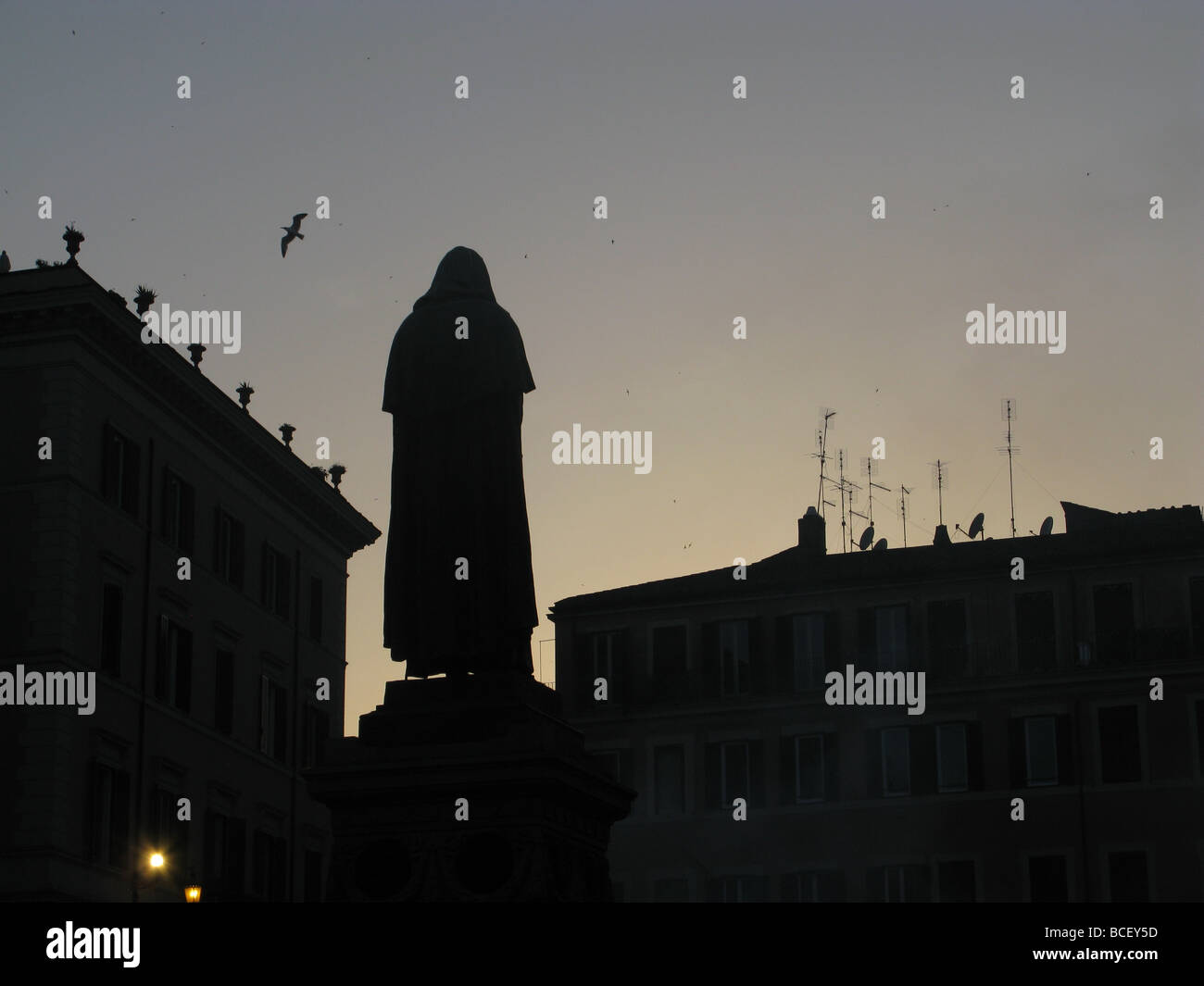 giordano bruno statue in campo de fiori rome Stock Photo - Alamy
