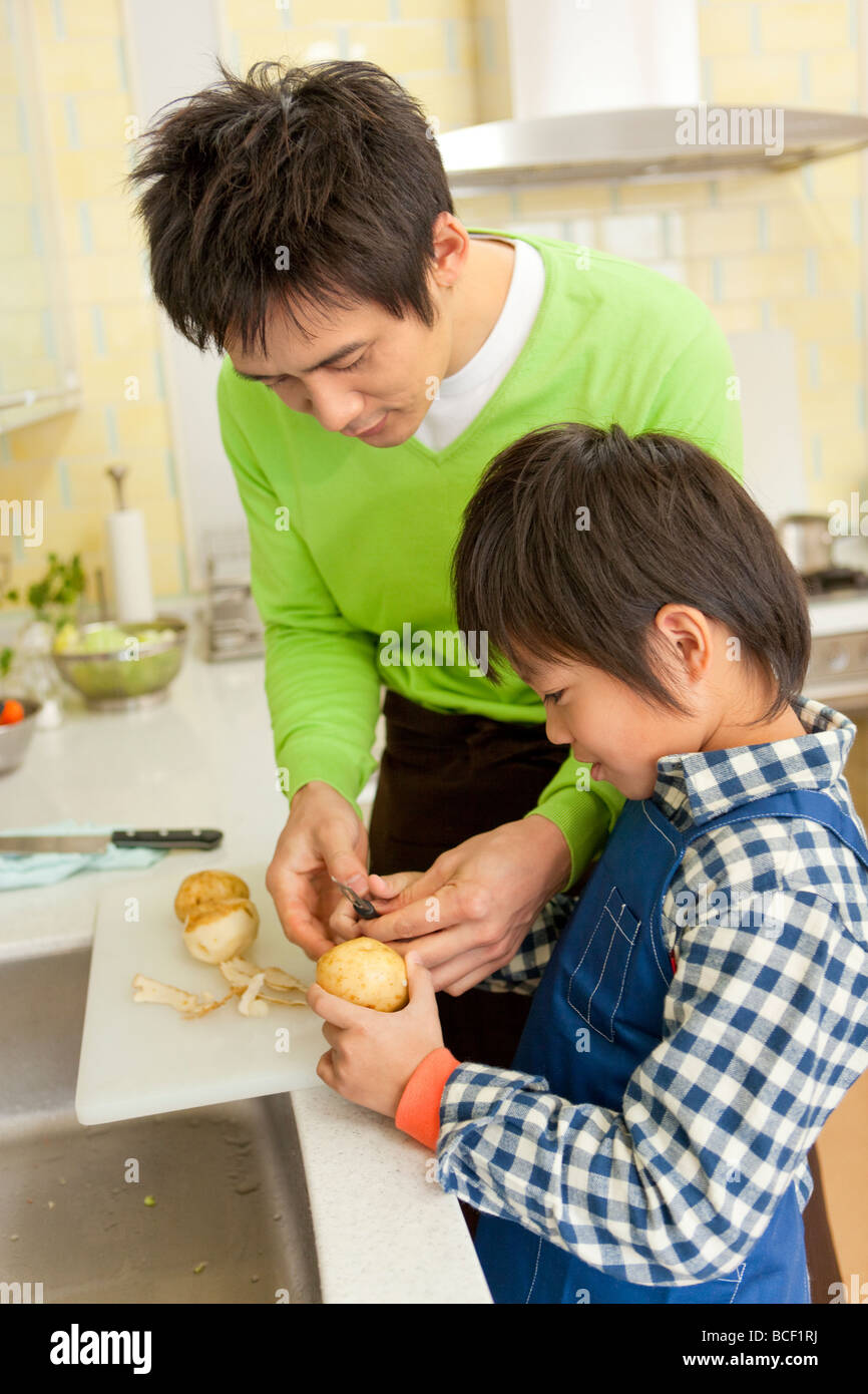 Japan father cooking hi-res stock photography and images - Alamy