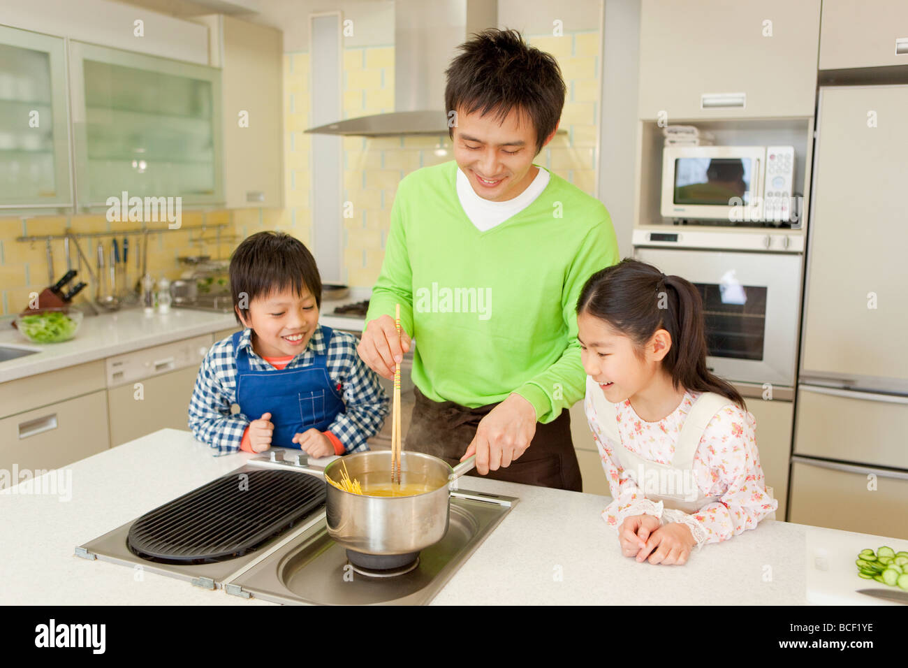Japan father cooking hi-res stock photography and images - Alamy