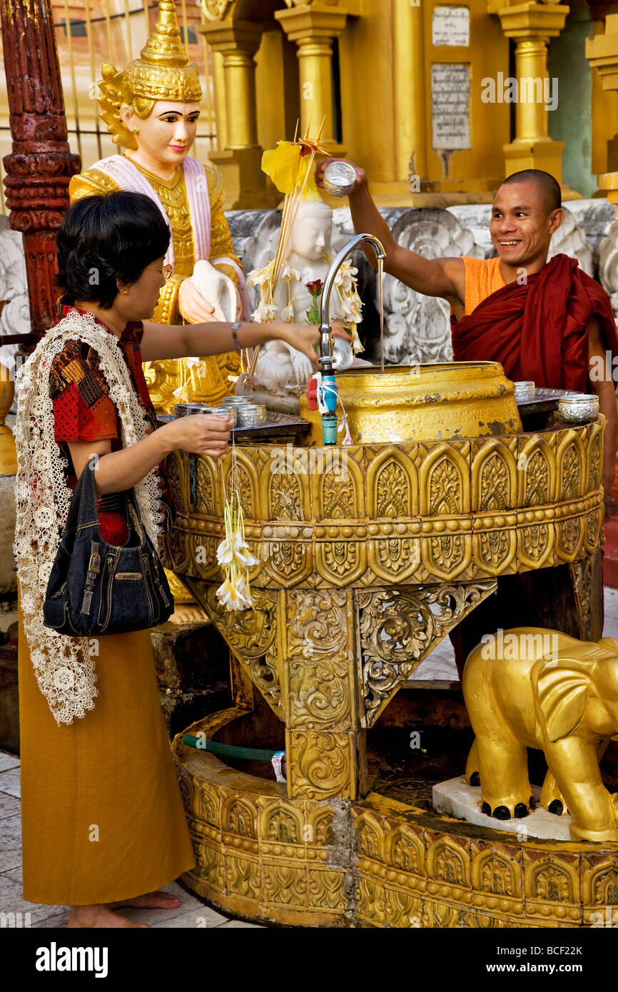 Golden buddhist monk statue hi-res stock photography and images - Alamy