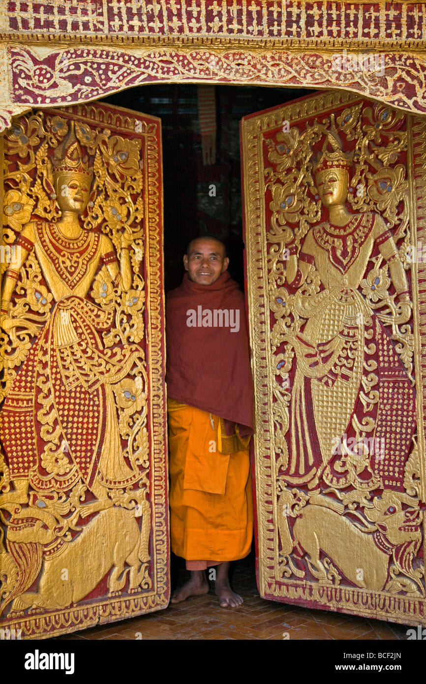 Myanmar burma burma door wooden hi-res stock photography and images - Alamy