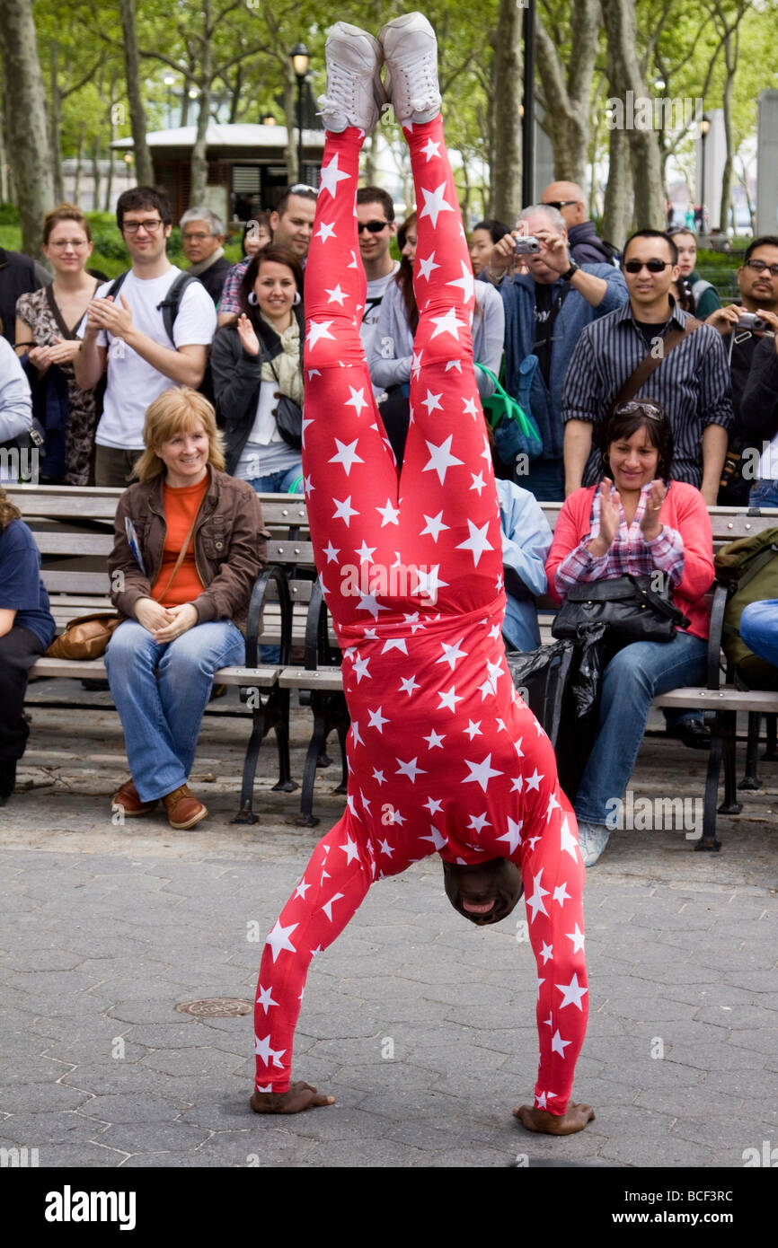 Street performers in battery hi-res stock photography and images - Alamy