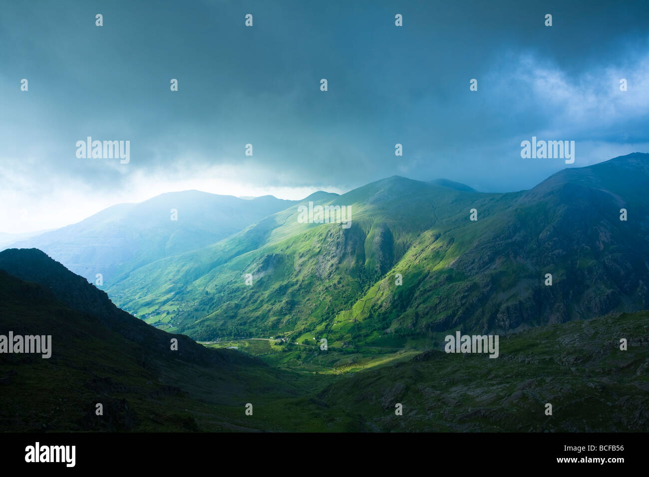 Storm clouds rolling in over Glyder Fawr taken from the Llanberis path ...