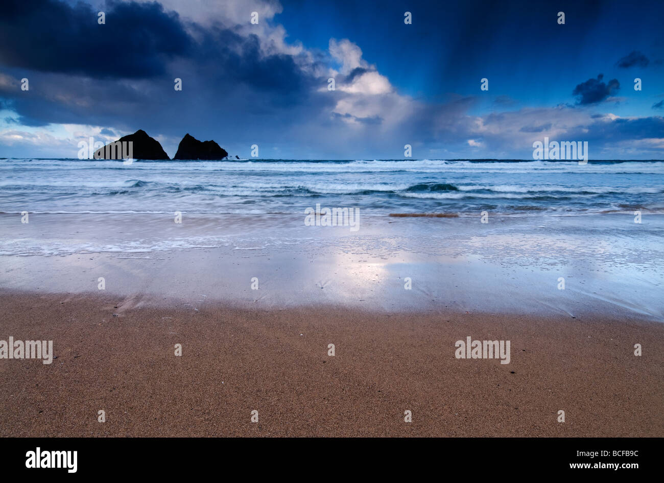 Cornwall reflection reflect rocks low tide tidal hi-res stock ...