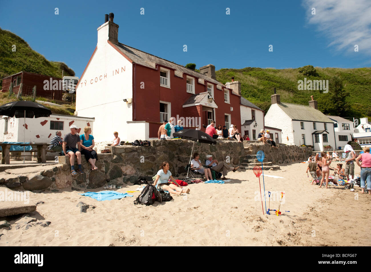 Ty Coch Inn pub on the beach at Porth Dinllaen Lleyn Peninsula North ...