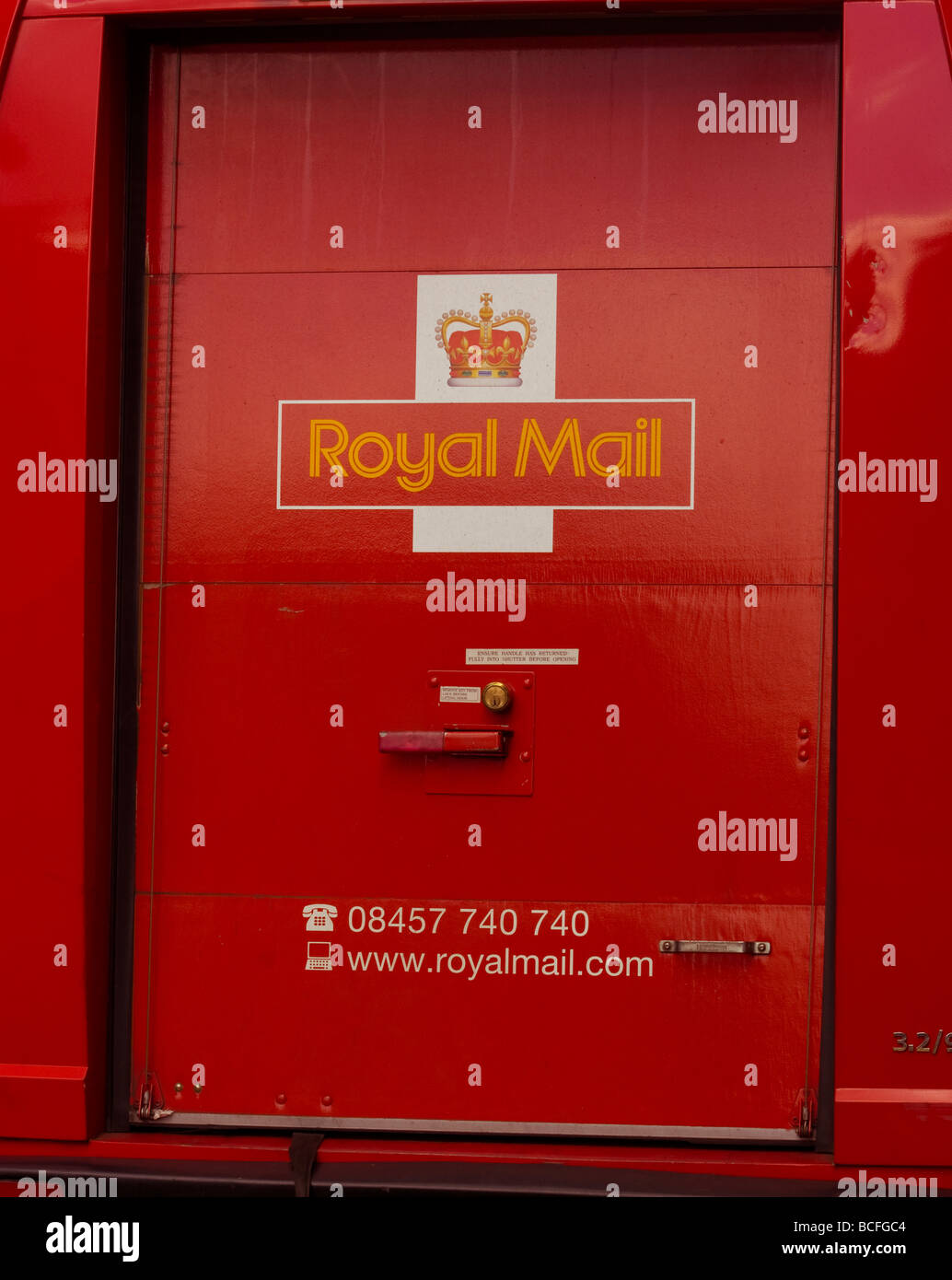 Royal mail van london hi-res stock photography and images - Alamy
