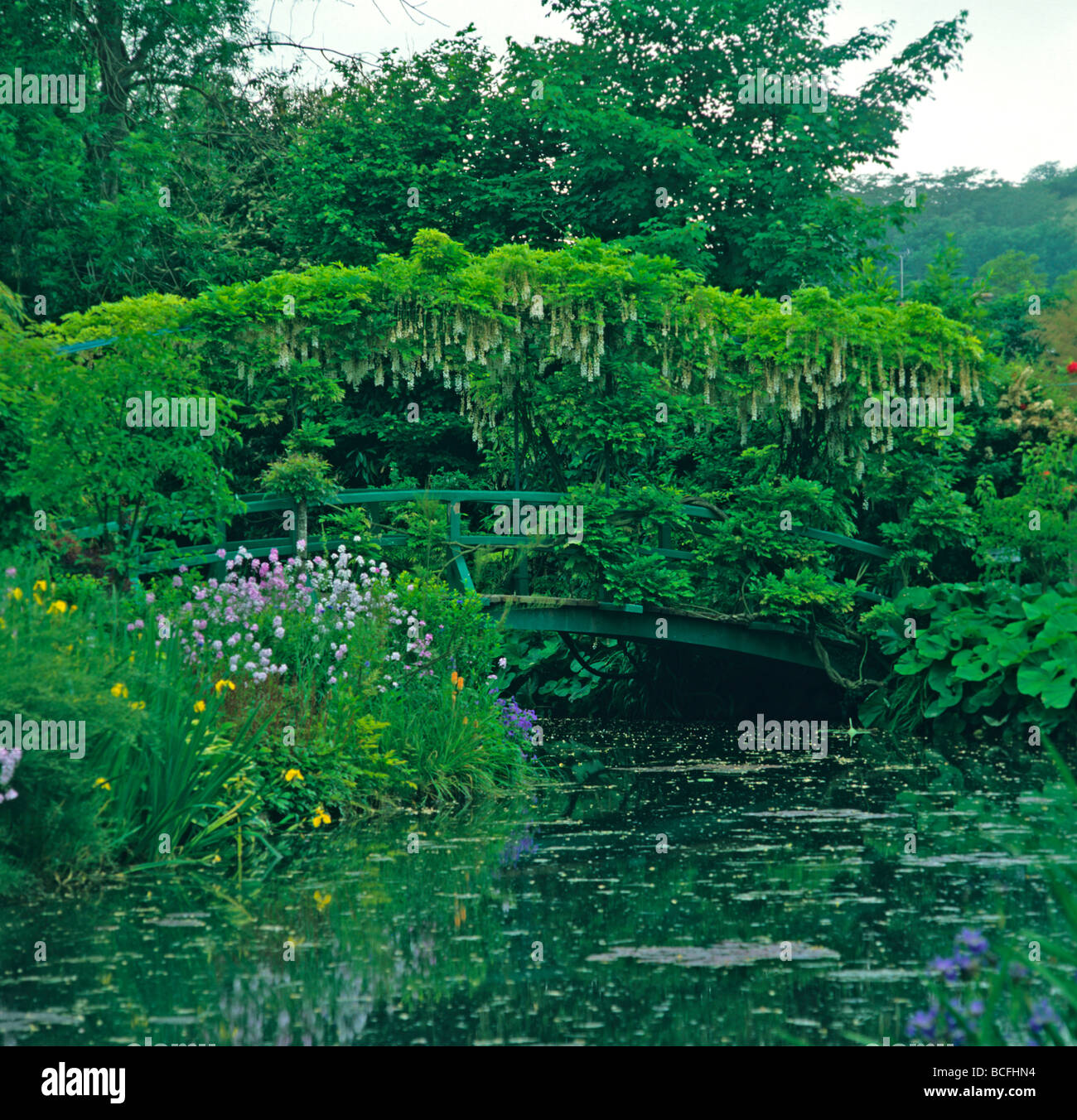 Monet's garden giverny japanese bridge hi-res stock photography and ...