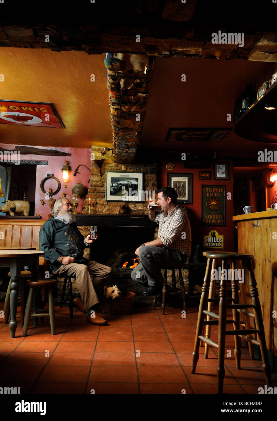 Pub fire hi-res stock photography and images - Alamy