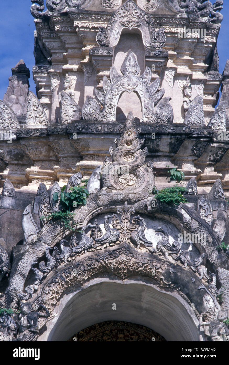 wat phra that lampang luang gate lampang thailand Stock Photo - Alamy