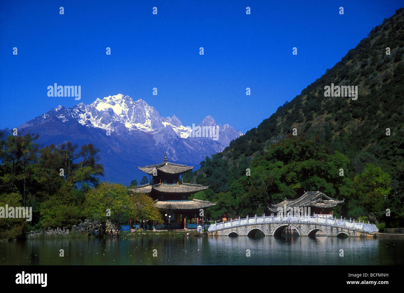 Black dragon pool park temple hi-res stock photography and images - Alamy