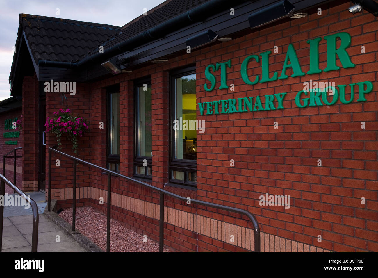 Veterinary Clinic Building Stock Photo - Alamy