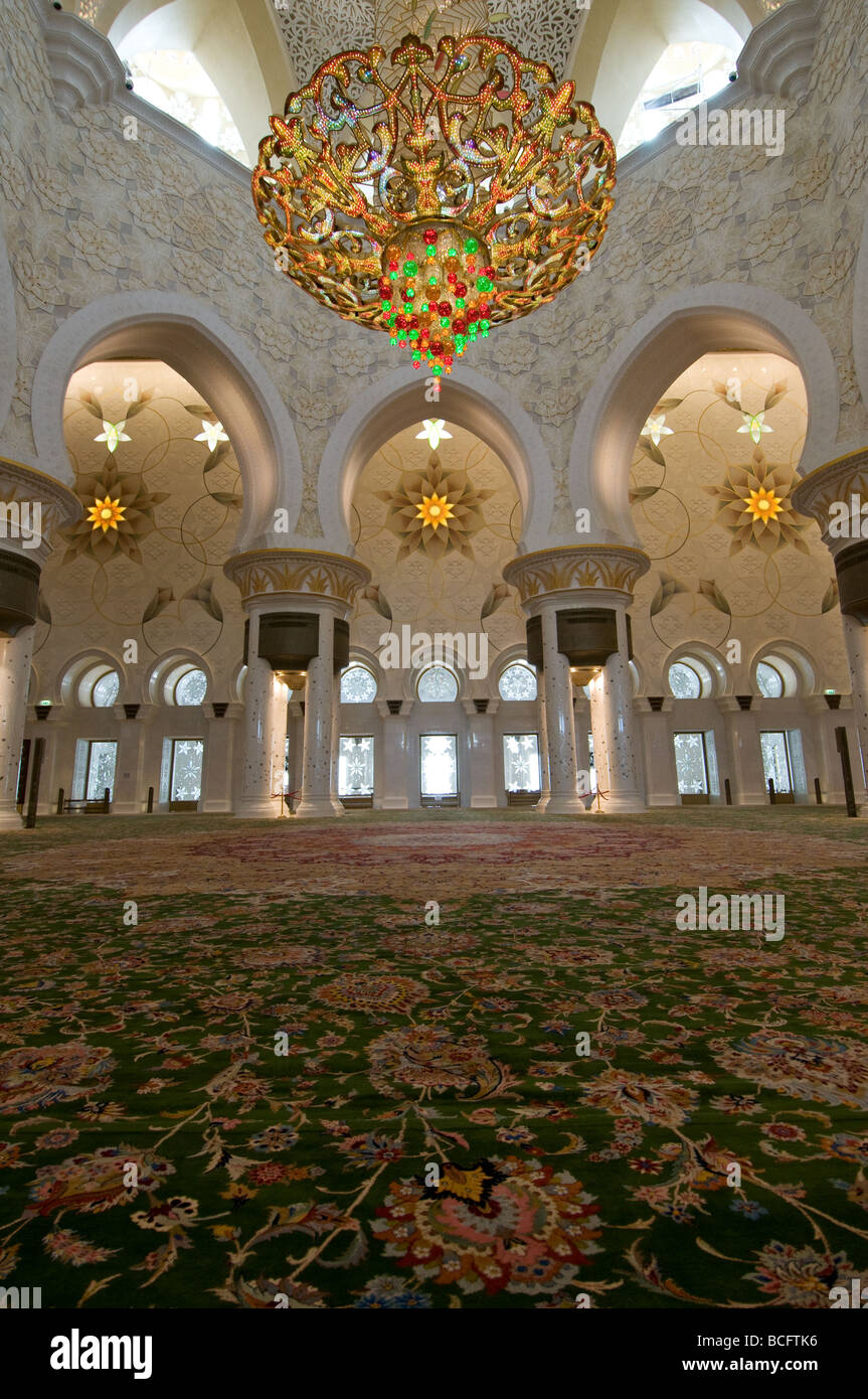 Sheikh zayed mosque carpet hi-res stock photography and images - Alamy