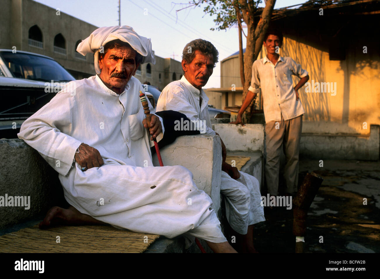 iraq Narghilè smokers Najaf Stock Photo - Alamy