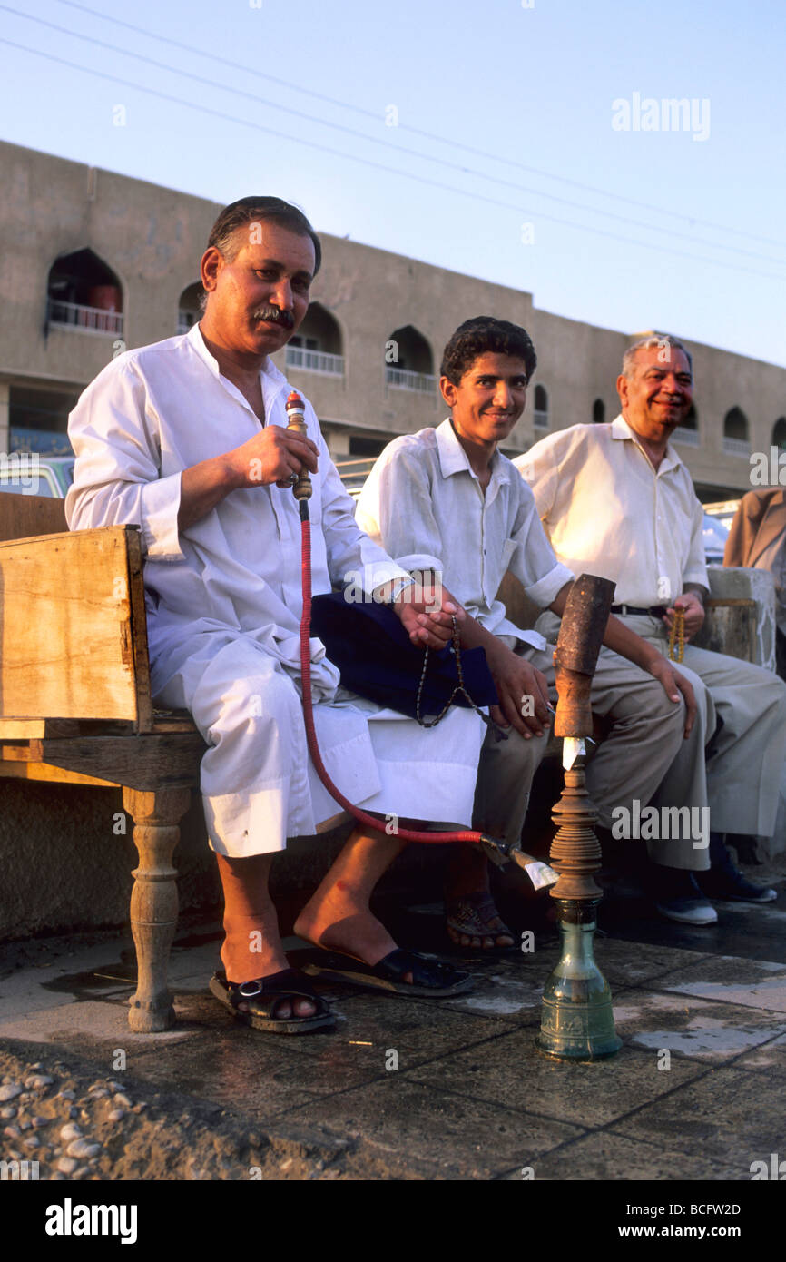 iraq Narghilè smokers Najaf Stock Photo - Alamy