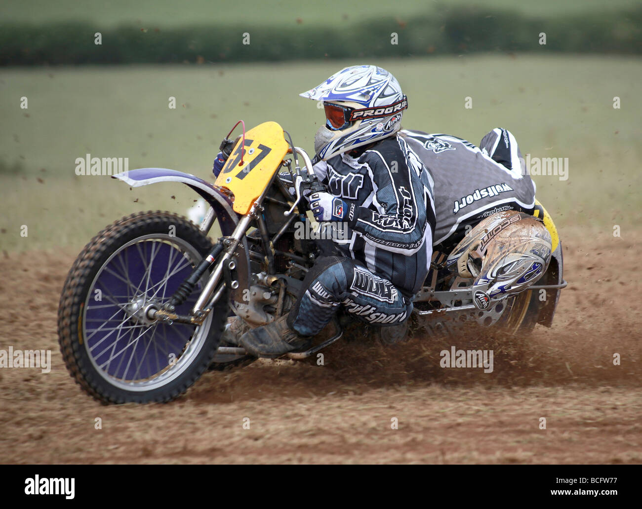 Mike Read (L) and Mark Hopkins, Grass Track Race 500ccm sidecars, St ...