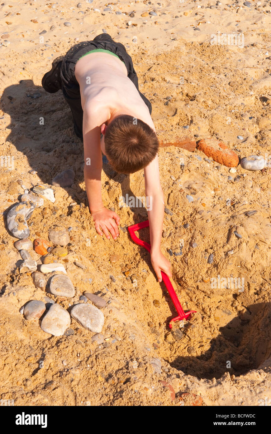 Kids playing in the sand digging hi-res stock photography and images ...