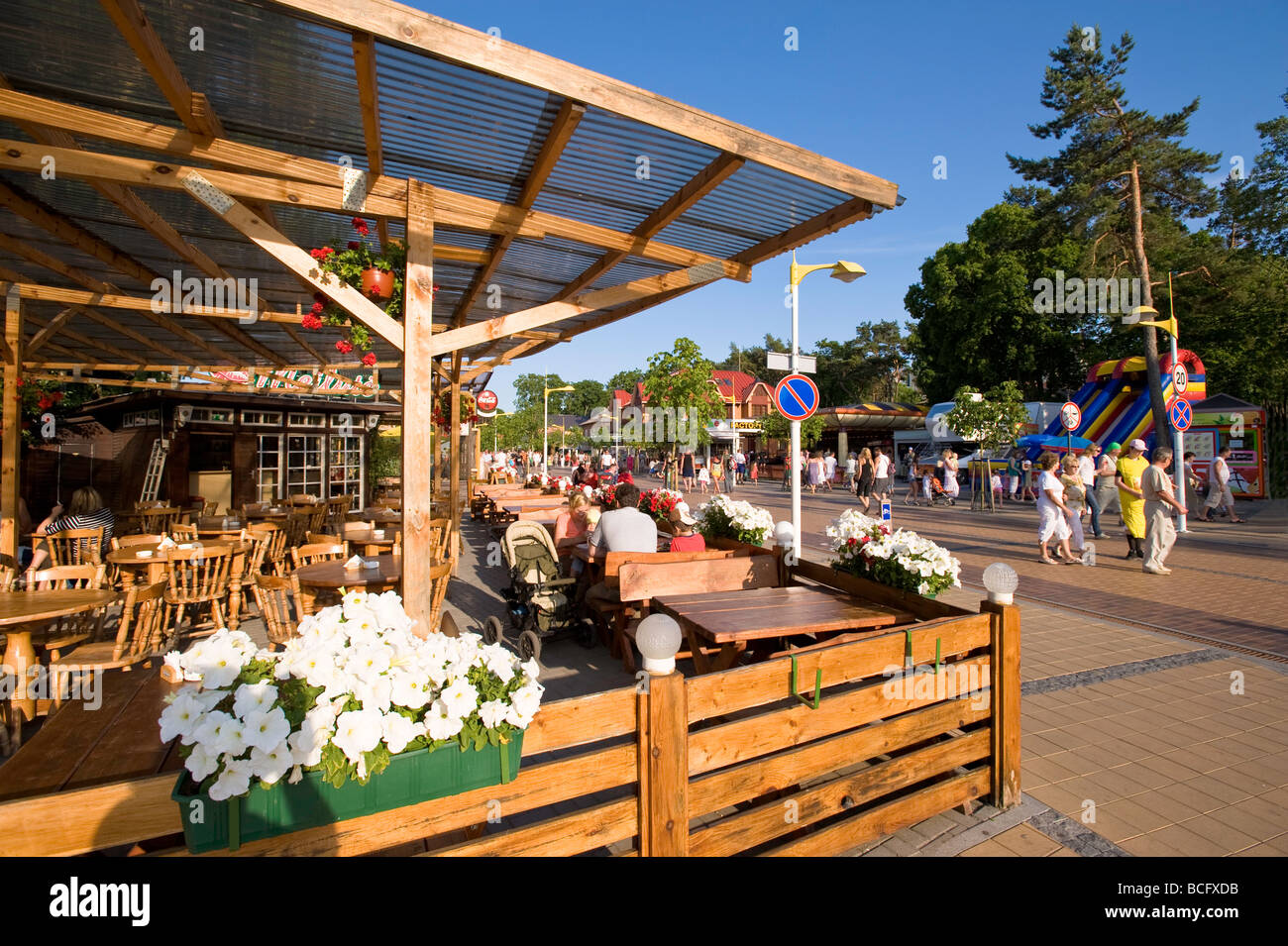 Sidewalk bar bars hi-res stock photography and images - Alamy