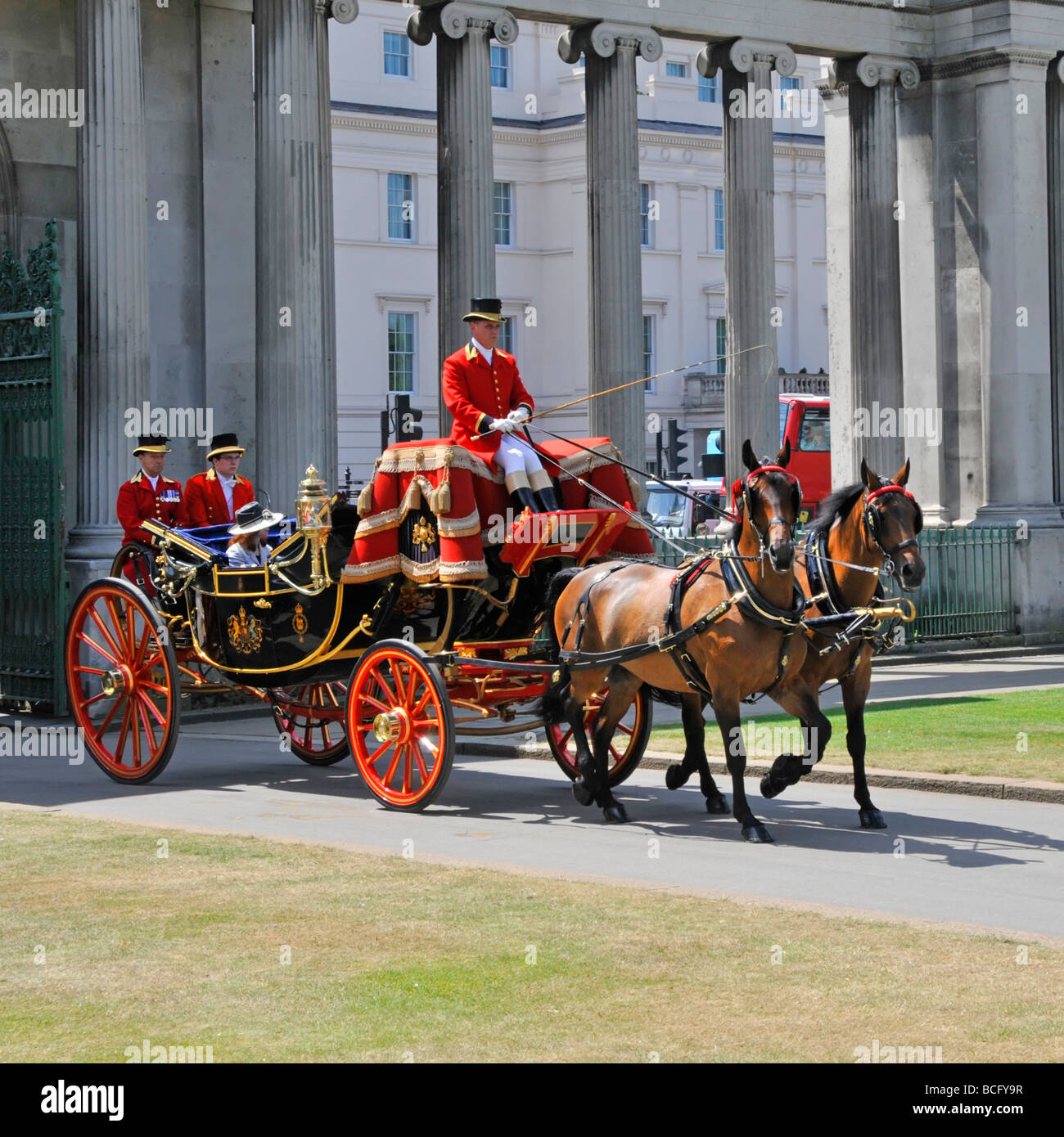 Horse drawn carriage london hi-res stock photography and images - Alamy