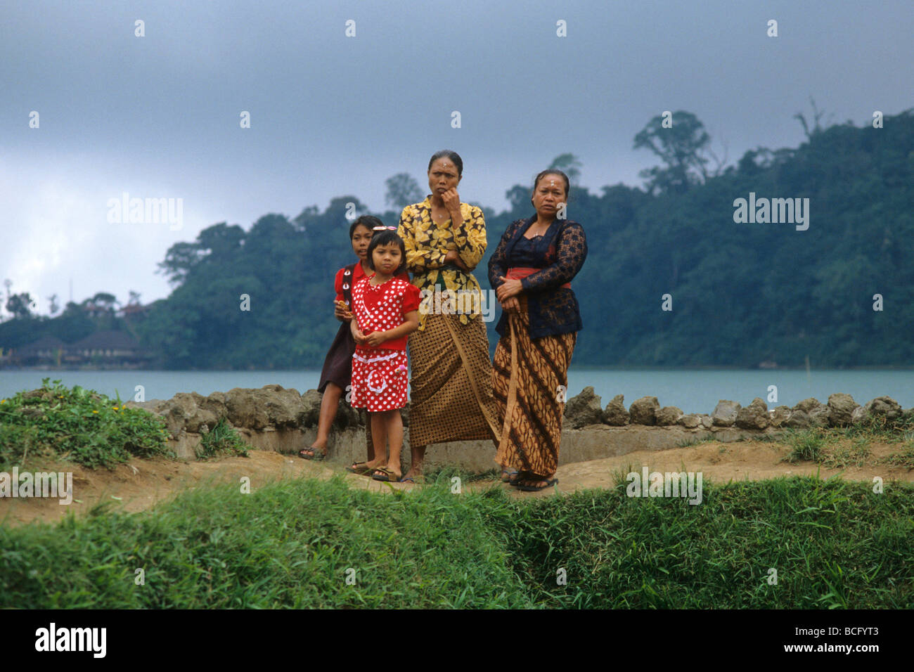 bali indonesia balinese family Stock Photo - Alamy