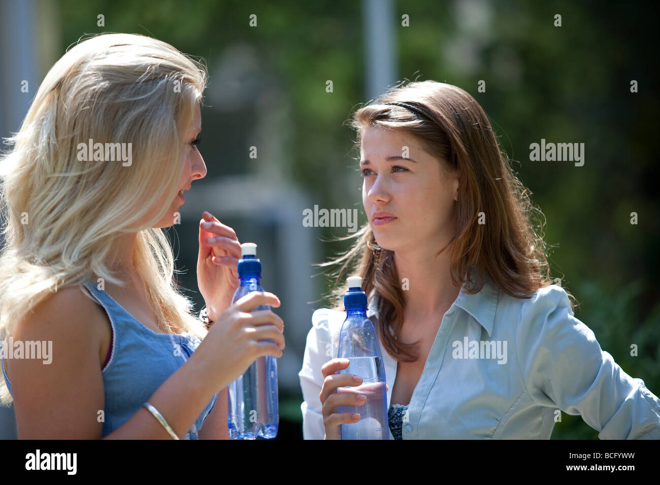 Two teenage girls talking Stock Photo - Alamy