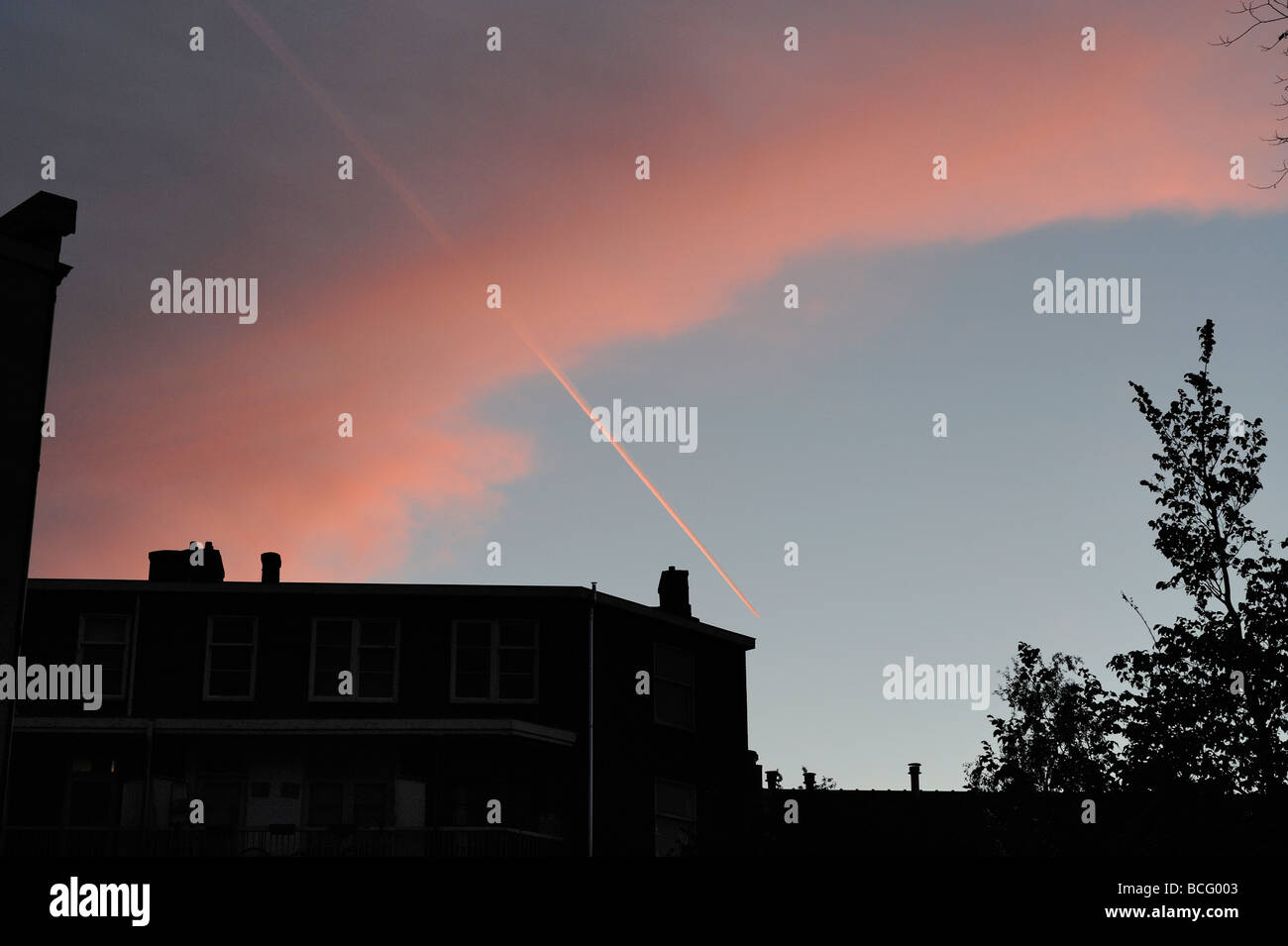 Night sky contrails hi-res stock photography and images - Alamy