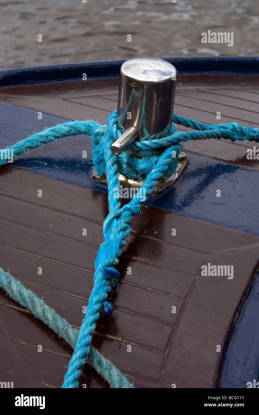 Blue ropes over a mooring post Stock Photo - Alamy