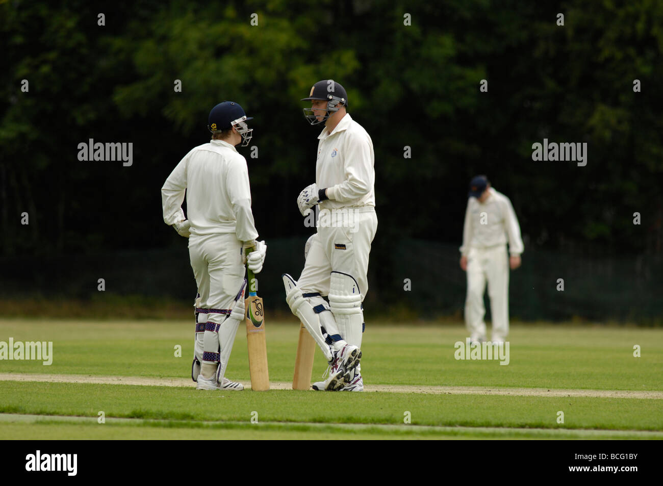 batsmen discuss tactics midwicket Stock Photo - Alamy