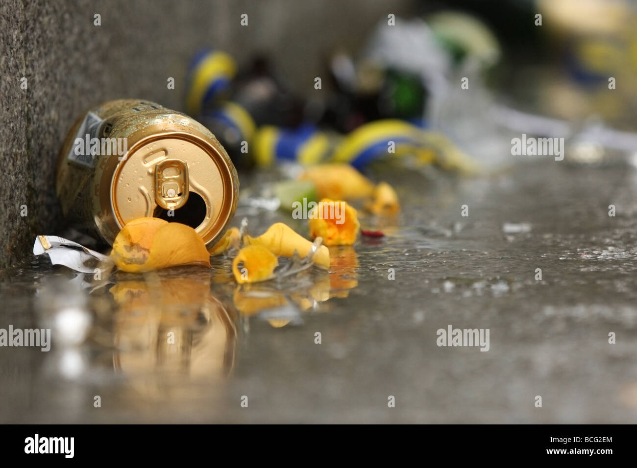 Litter on the street hi-res stock photography and images - Alamy