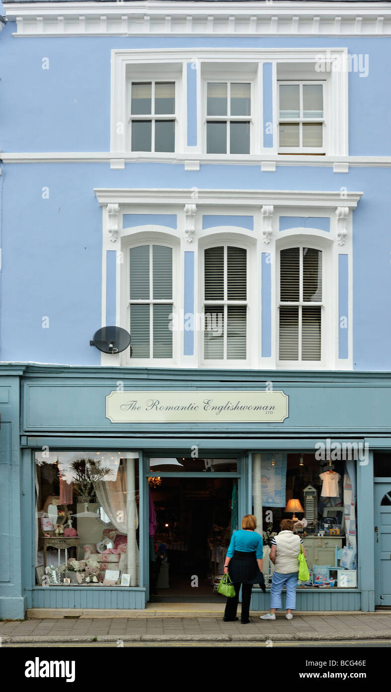 Shoppers in attractive town centre hi-res stock photography and images ...