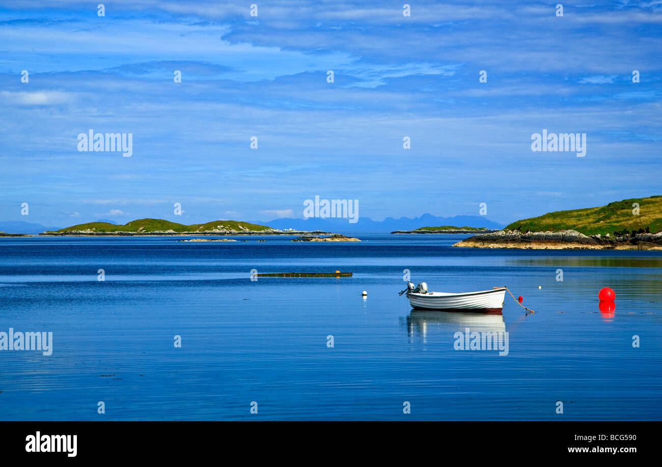 A small bay on the Golden Road near Geocrab, Isle of Harris, Outer ...
