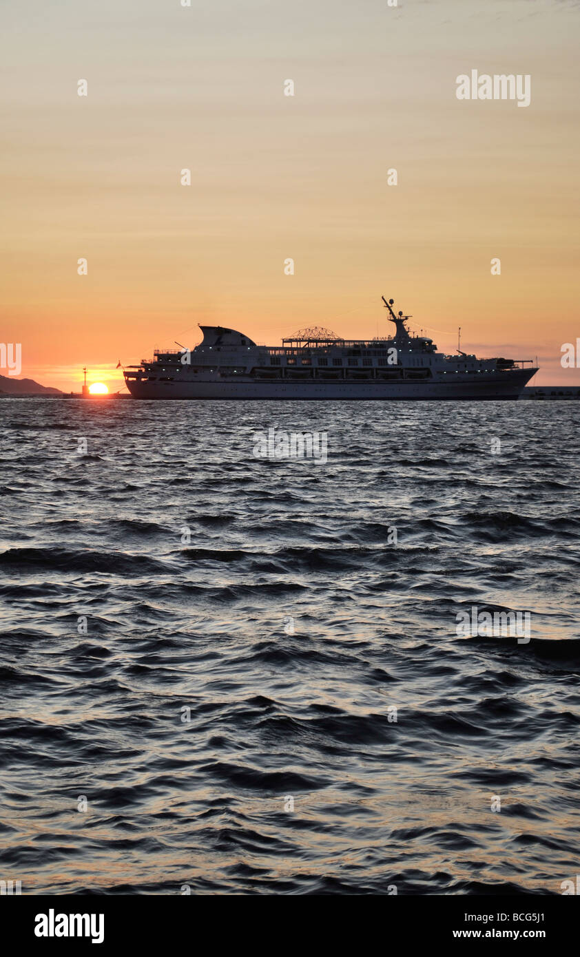 Ship in sunset hi-res stock photography and images - Alamy