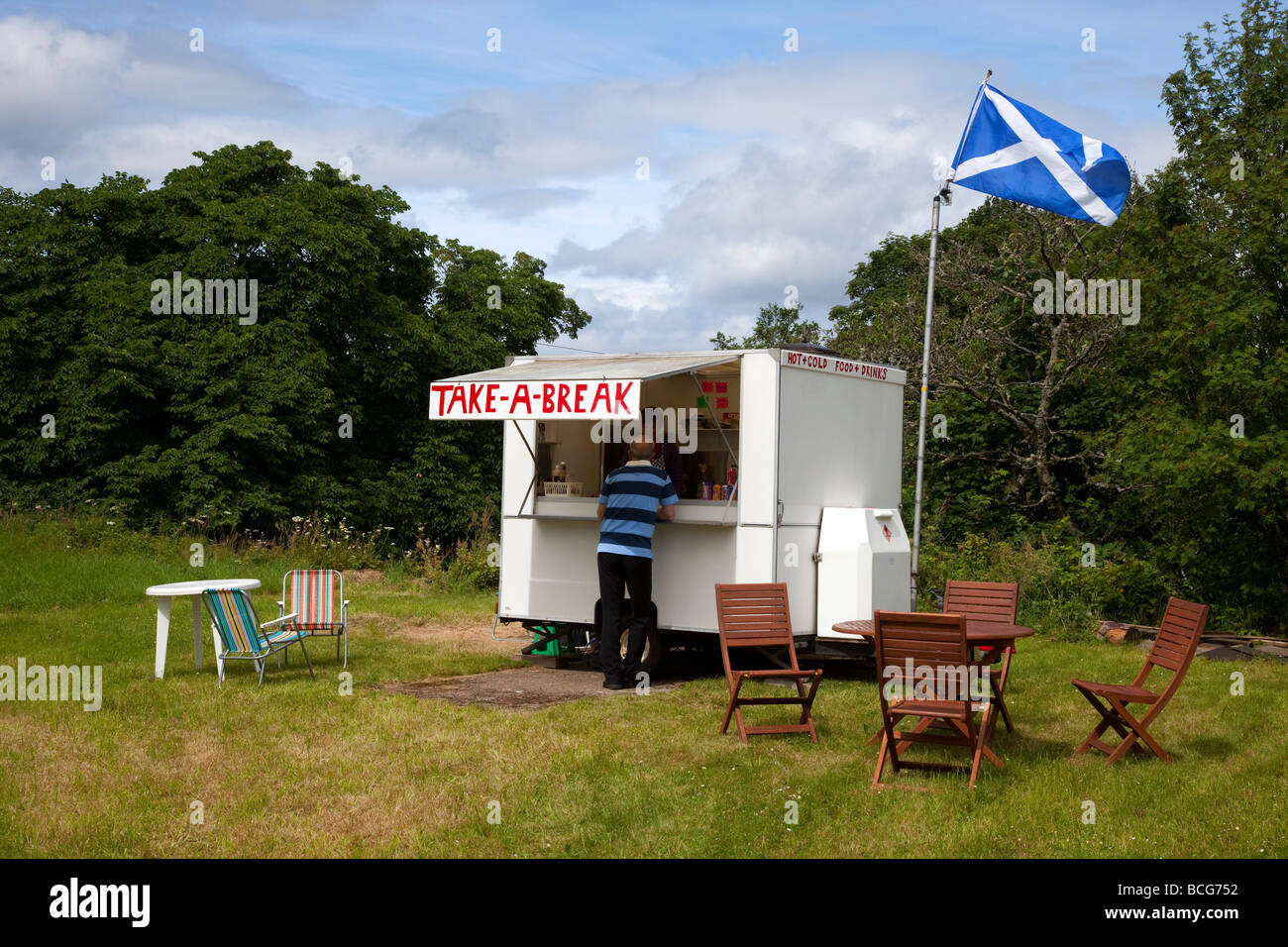 Mobile Snack Van , Roadside diner fast food outlet with outside seating ...