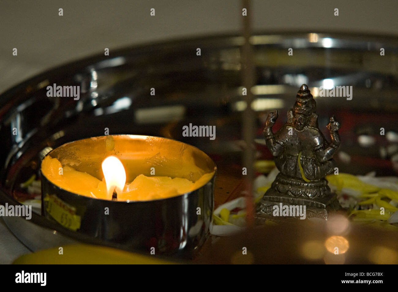 Hindu religious items shop india hi-res stock photography and images ...