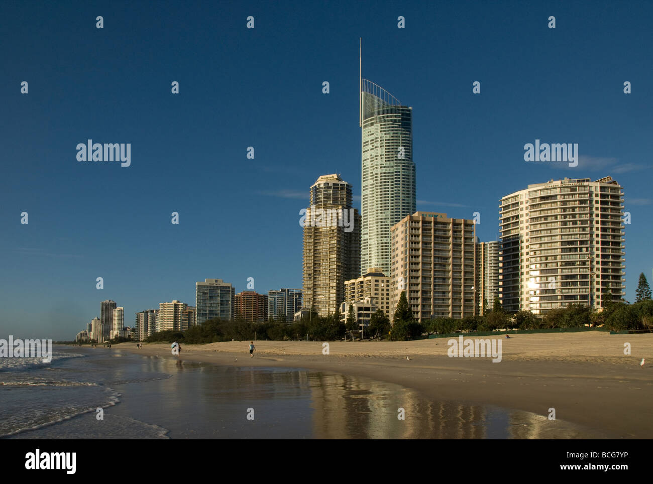 Reflection of high rise buildings hi-res stock photography and images ...
