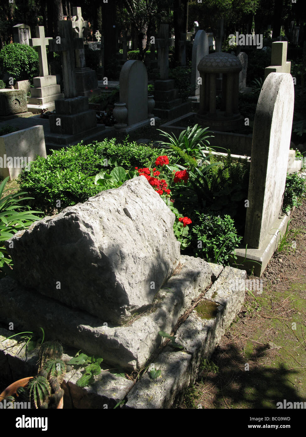 gravestones in protestant cemetery near piramide, rome Stock Photo - Alamy