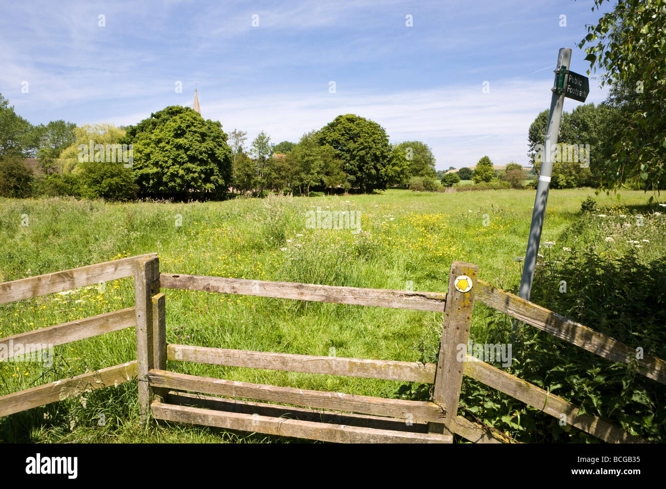 Rural footpath stile hi-res stock photography and images - Alamy