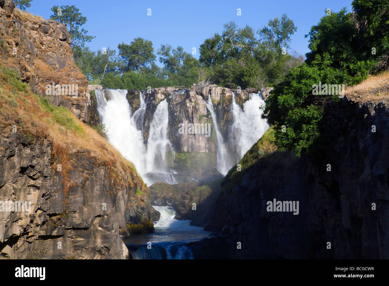 The White River and White River Falls State Park in central Oregon ...
