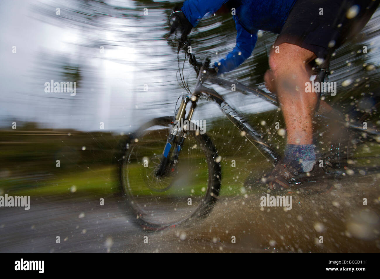 Riding a bike through a puddle hi-res stock photography and images - Alamy