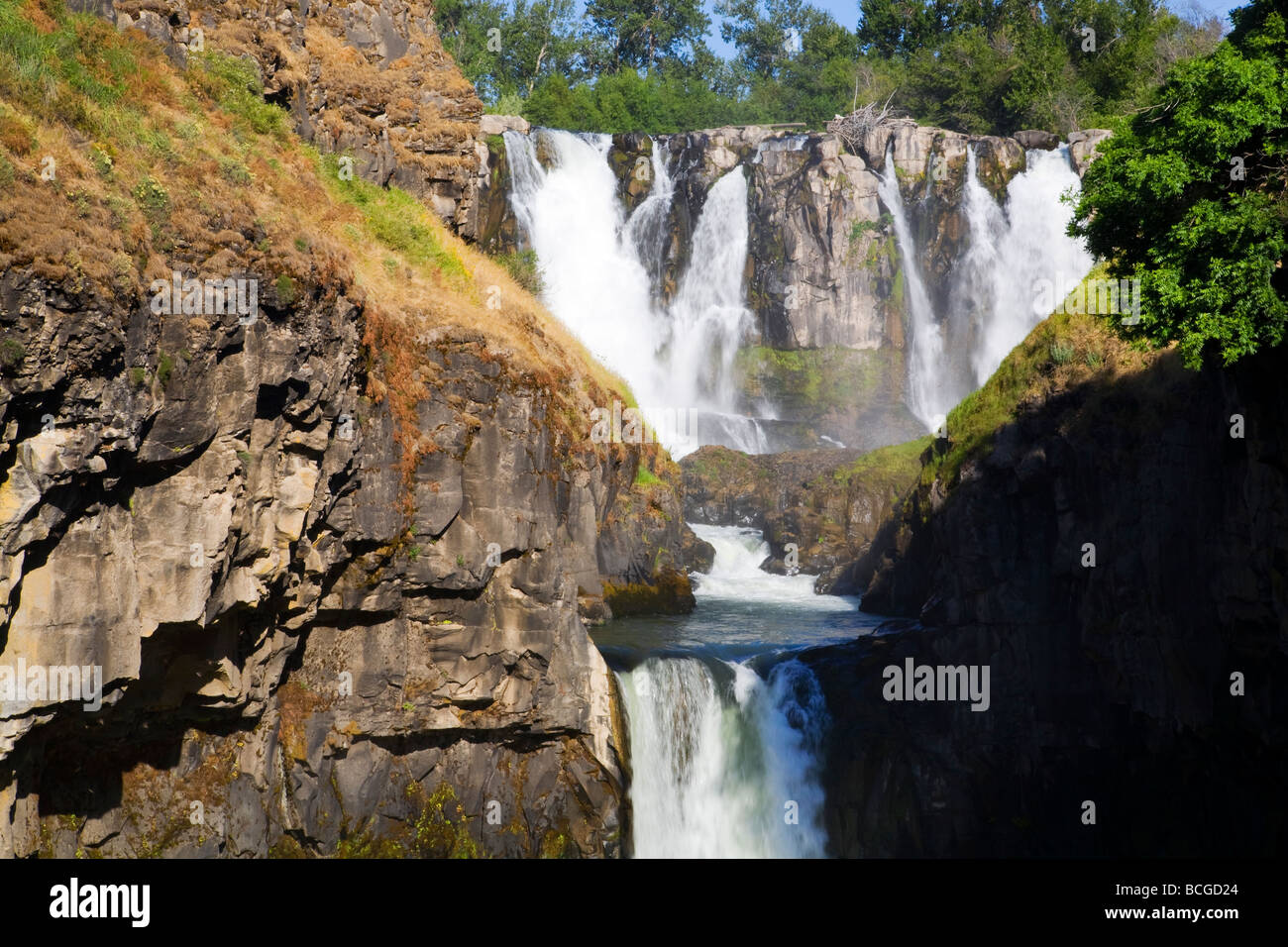 The White River and White River Falls State Park in central Oregon ...