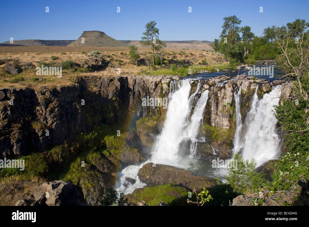The White River and White River Falls State Park in central Oregon ...