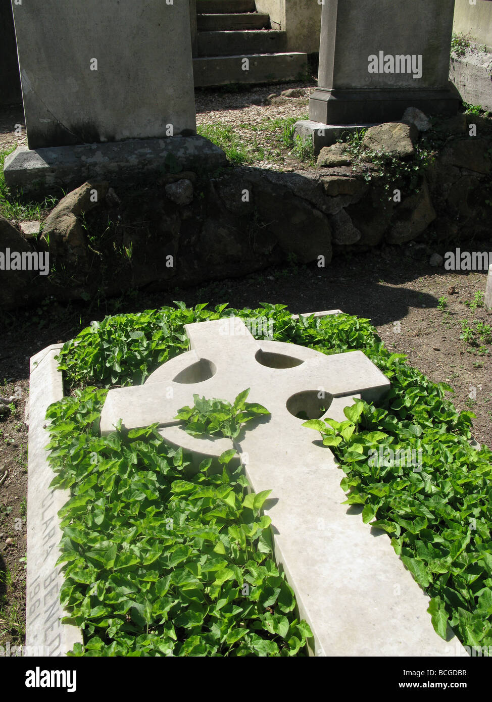gravestones in protestant cemetery near piramide, rome Stock Photo - Alamy