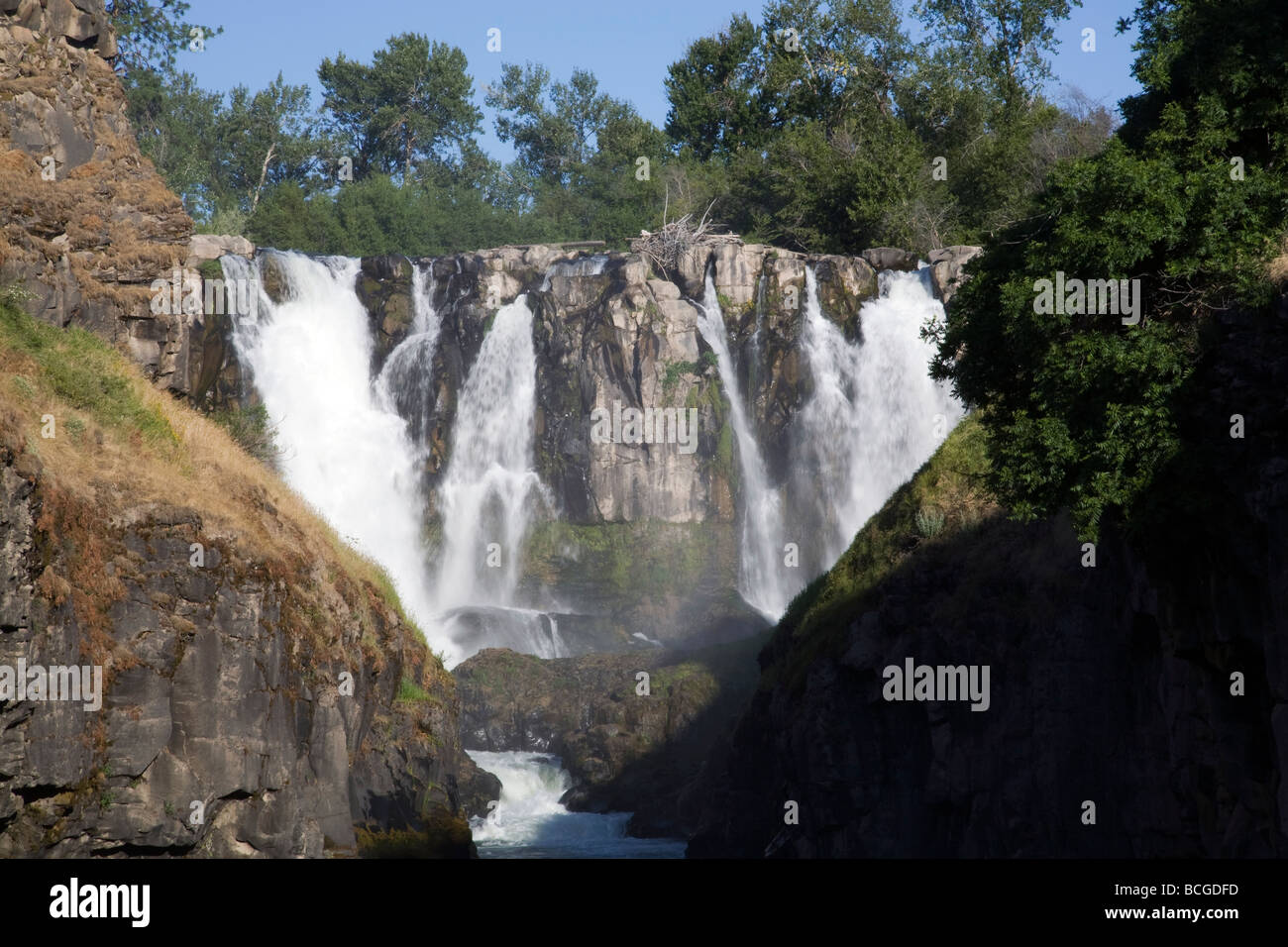 The White River and White River Falls State Park in central Oregon ...
